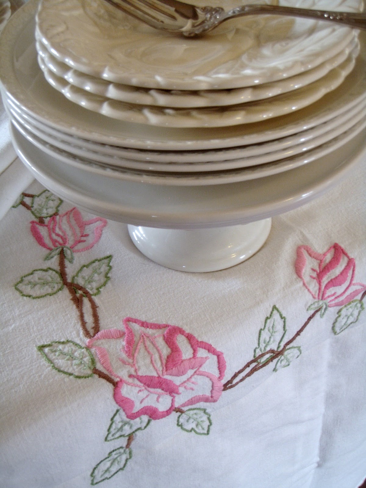 Cabin & Cottage : Satin Stitched Roses