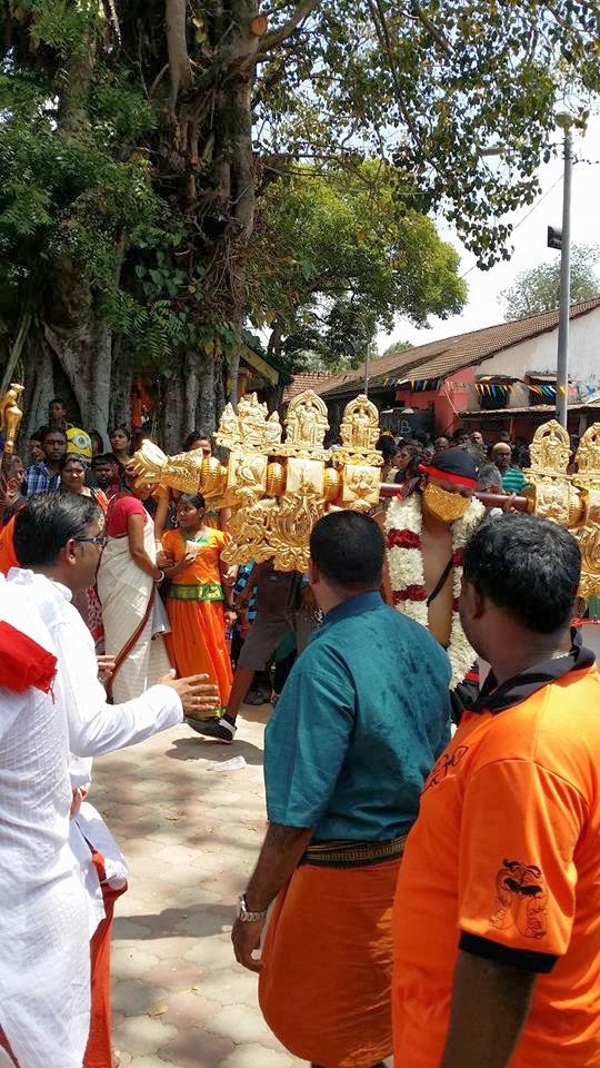 THE SEASON IN THE SUN BLOG: Kavadi Sindhu in Sannasimalai Andavar Temple