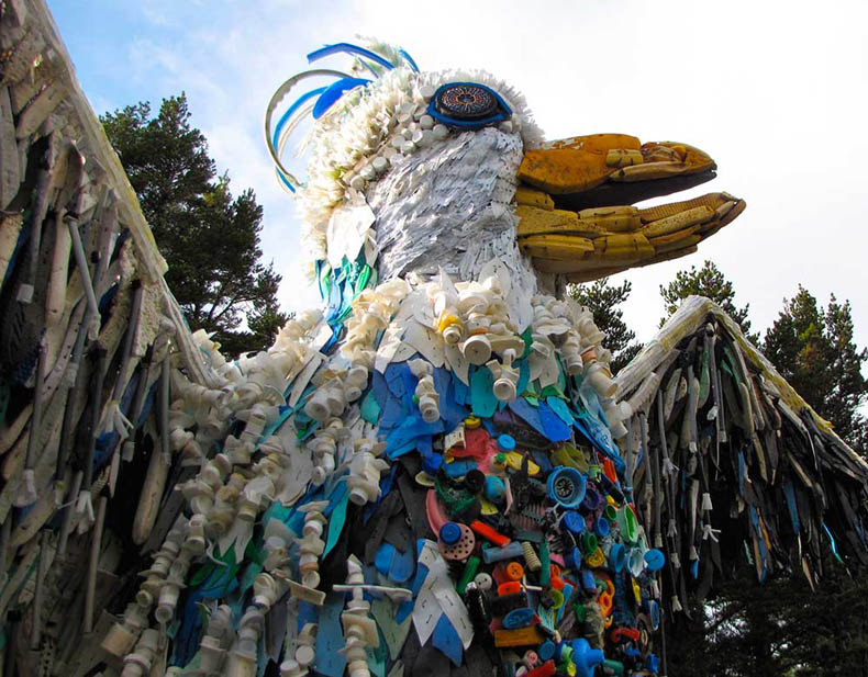 Arte hecho de basura que se encuentran en la playa - ArteFactVisual