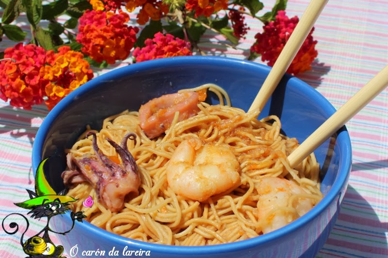 Fideos chinos con calamares y gambas