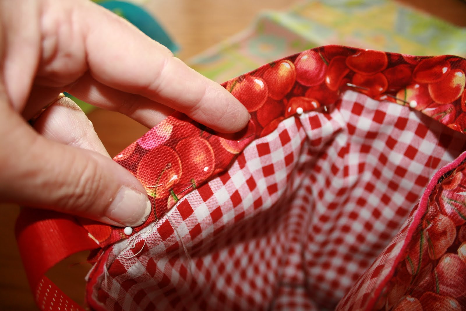 Buzzing and Bumbling: Lunch Bag or Purse Tutorial and a Giveaway!