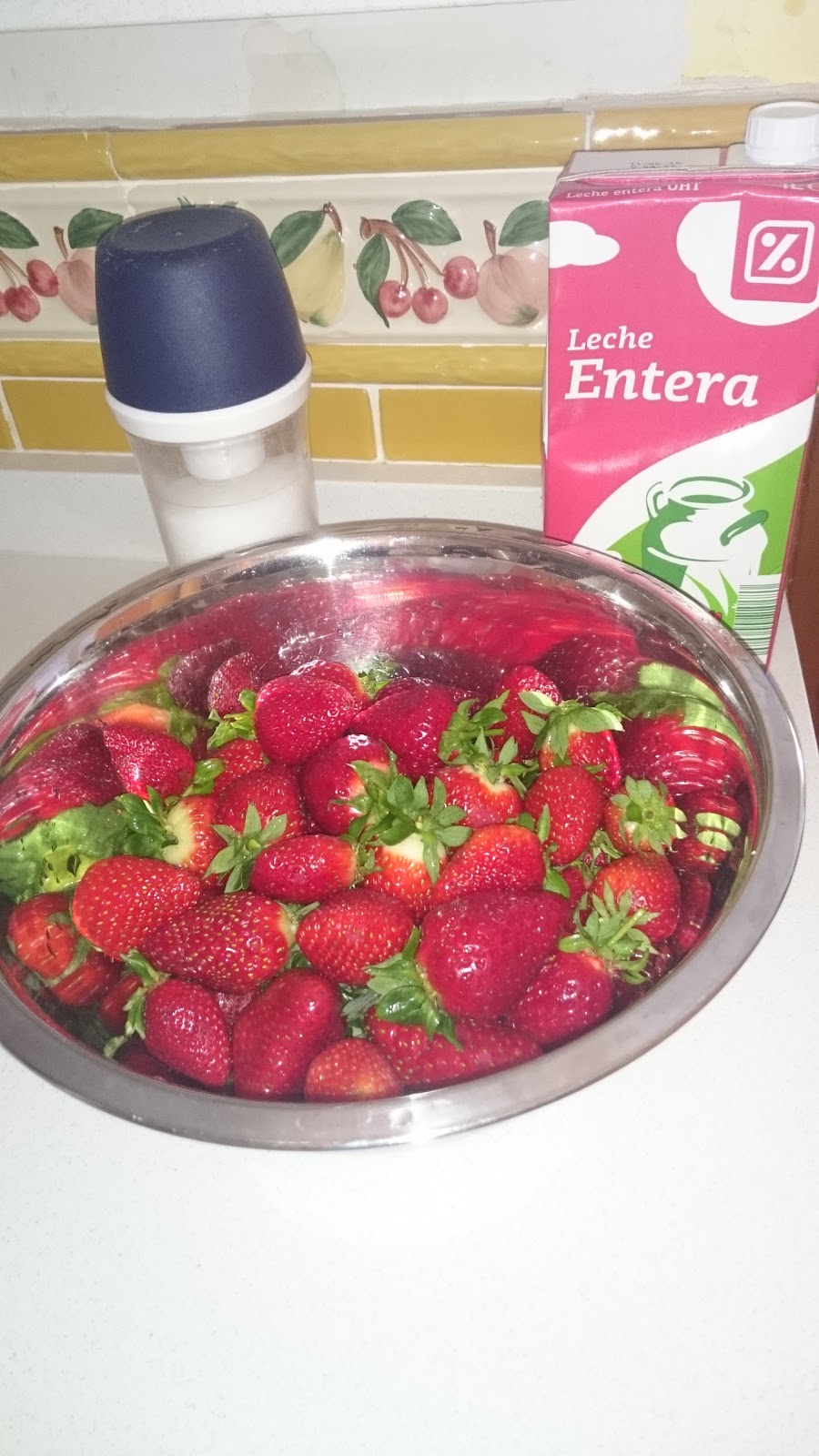 FRESAS CON LECHE Y AZÚCAR