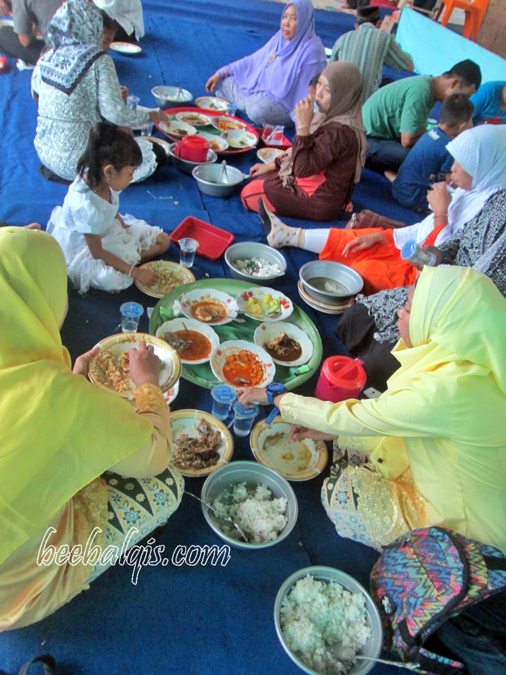 TRADISI MAKAN SAPRAHAN: Keindahan Budaya di Kabupaten Sambas
