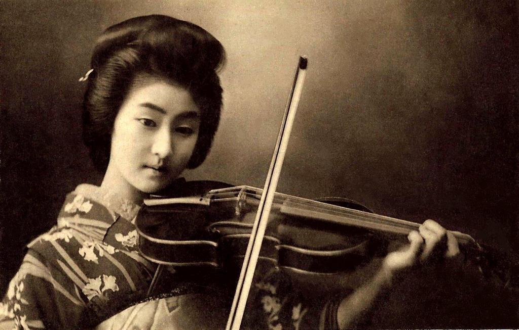 DRAGON: Beautiful Portraits of a Popular Tokyo Geisha