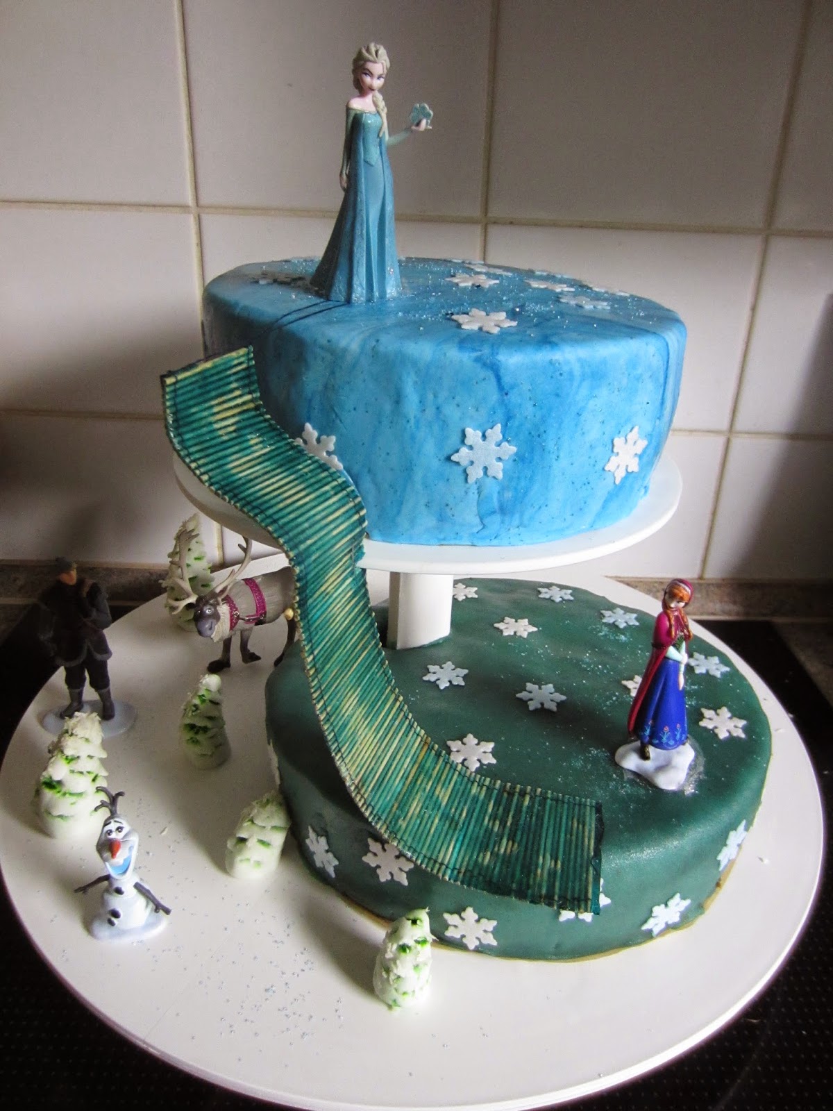 VaNaMas Kinder - und Familien - Blog: Elsa-Torte zum Geburtstag