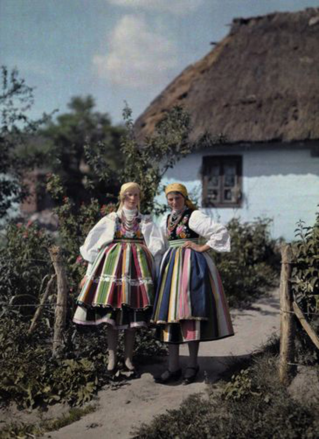 22 Stunning Color Portraits of Women in Their Traditional Dresses From ...