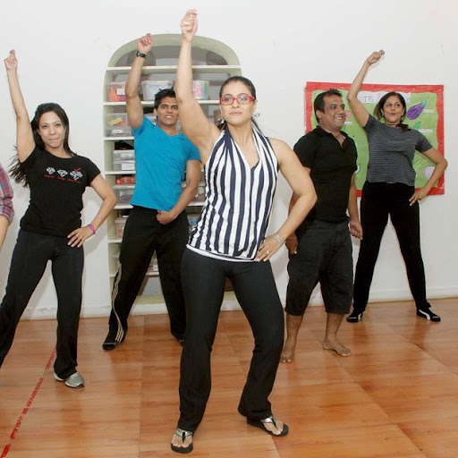 trendsetter 2012: Kajol Dance Lessons With the Students Pics