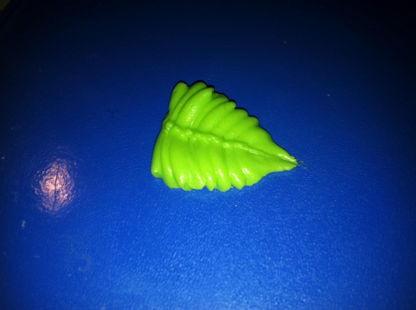 The Iced Queen: Piping with Leaf Tips