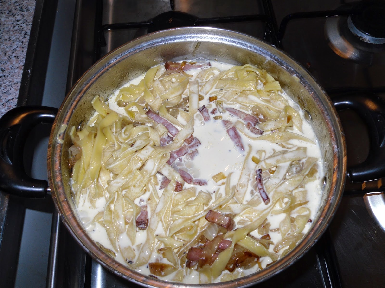 Massa talharim com cebola e bacon