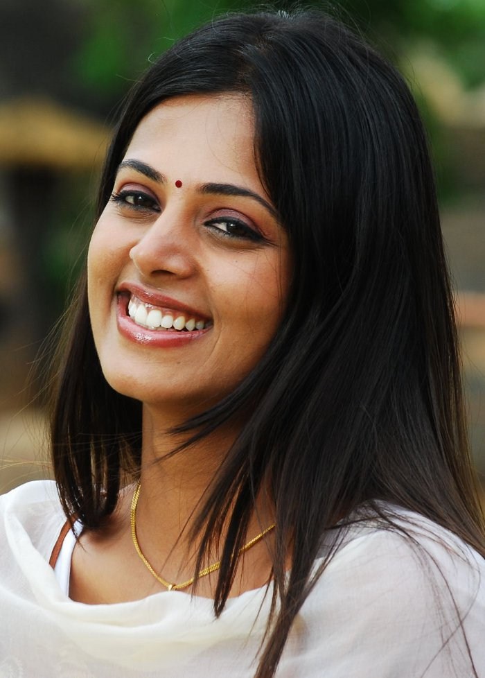 hotolinenews: Sindhu Menon Cute Photo Gallery | Sindhu Menon latest ...