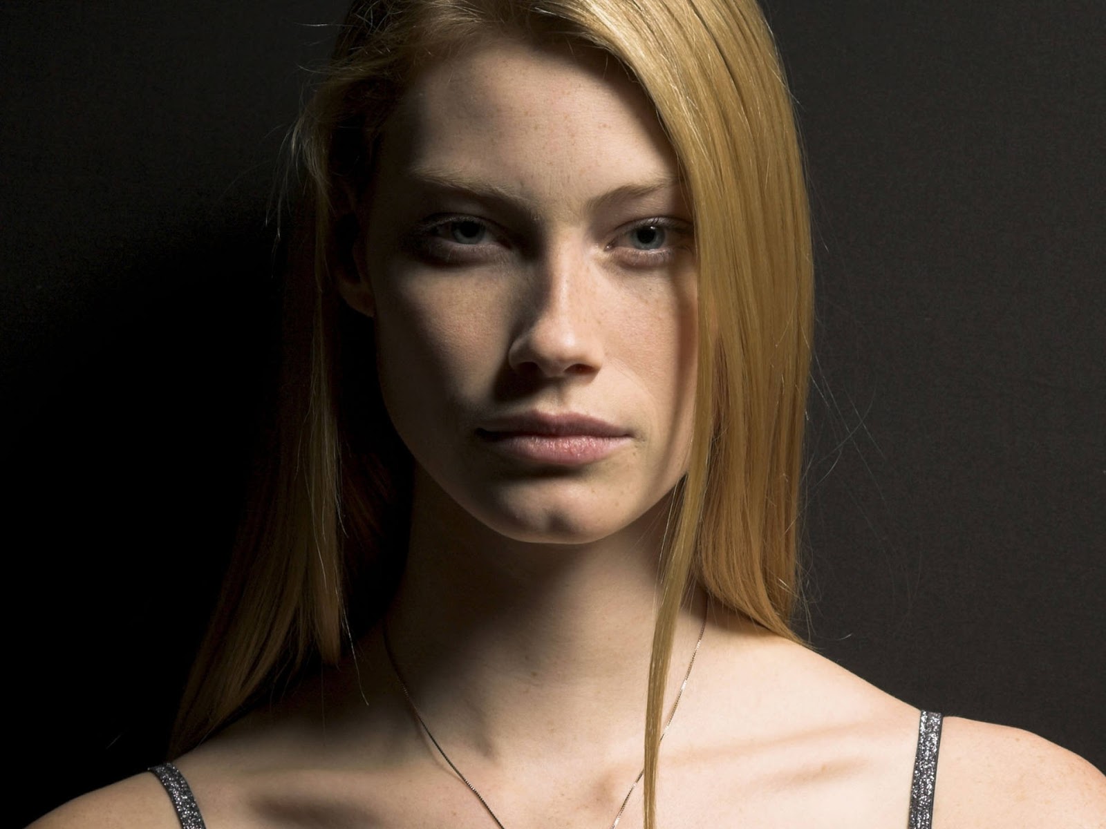 Alyssa Sutherland e Morgan Spector nel cast di THE MIST