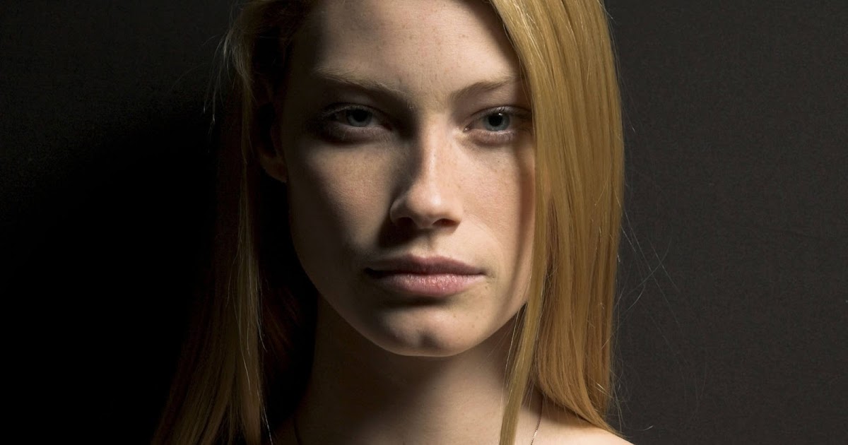 Alyssa Sutherland e Morgan Spector nel cast di THE MIST