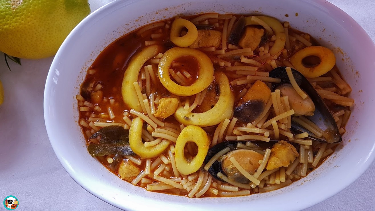Guiso de mariscos con fideos - ¡Huele Bien!