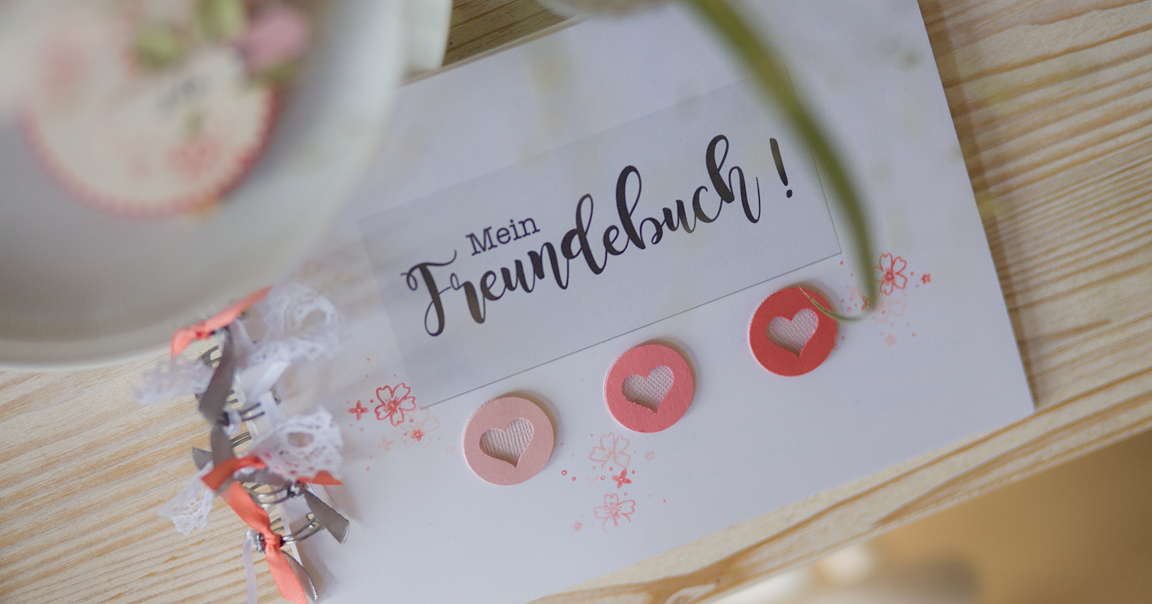 Kinder basteln ein Freundebuch | handgemachtes