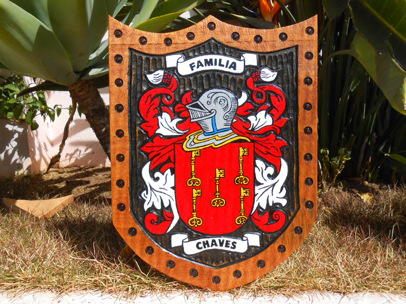 Placas de Madeira Entalhada: Escudo Brasão da Família Chaves