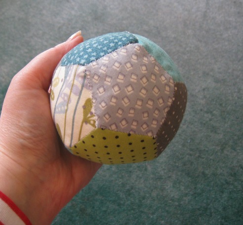 RosMadeMe: The Pentagon Balls Up? Or the Patchwork Ball Tutorial