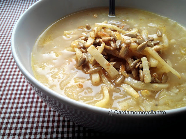 Cardamomoycilantro: SOPA DE APIO-NABO CON PIPAS DE GIRASOL
