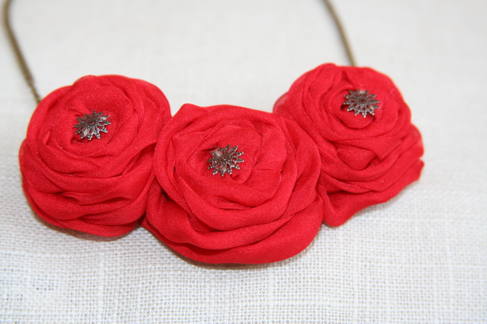 FLOWERS AND LOVE: Colier "Red roses" rezervat