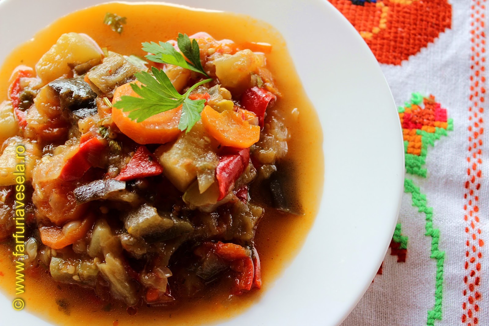 Farfuria vesela: Ghiveci tomnatic cu legume