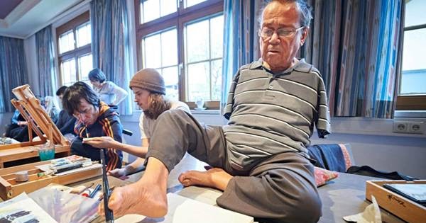 99 WOW: No Arm Artists Use Mouth & Feetرسامون بلا أذرع يبدعون بأفواههم ...