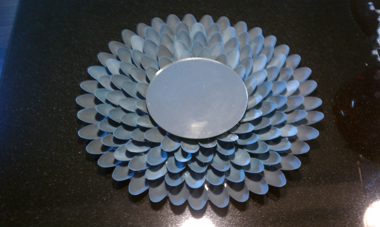 Nadia's DIY Projects: DIY Plastic Spoon Mirror