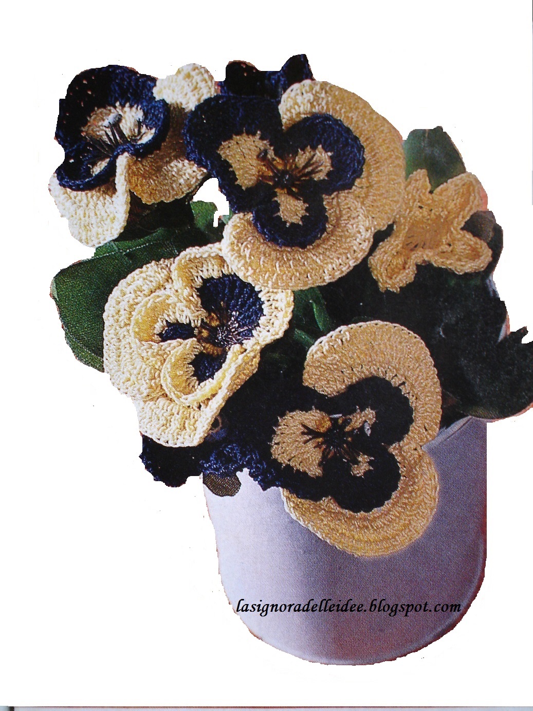 Viole all'uncinetto con schemi