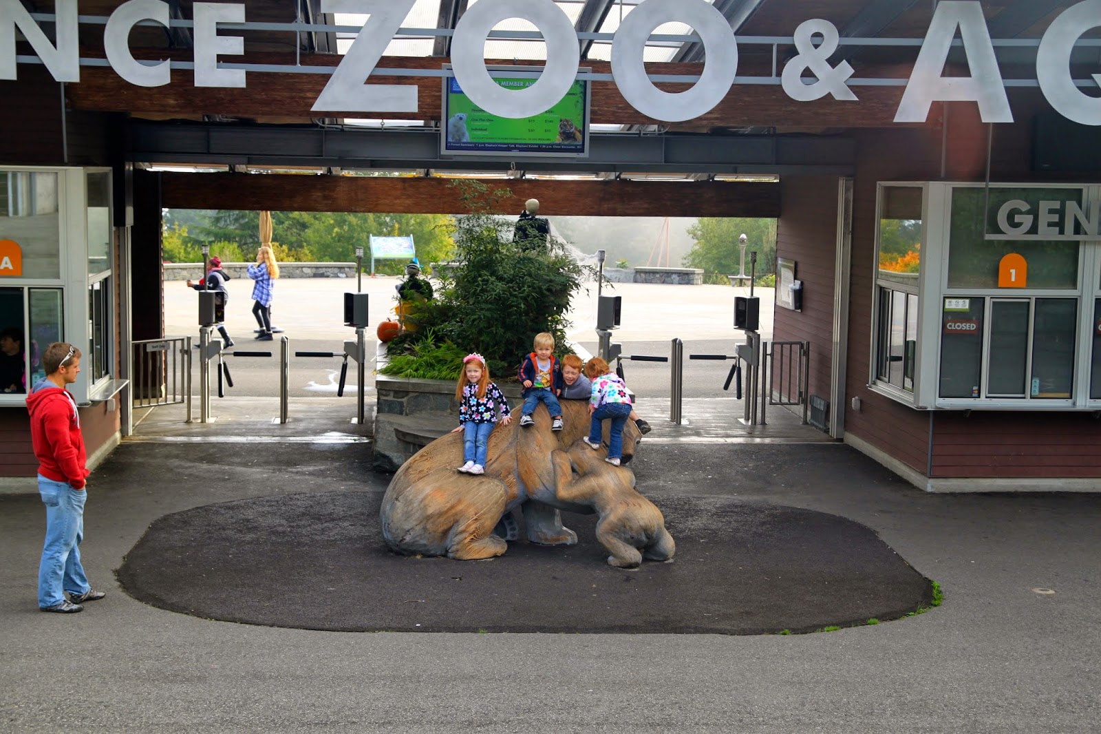 watch out for the woestmans: Point Defiance Zoo