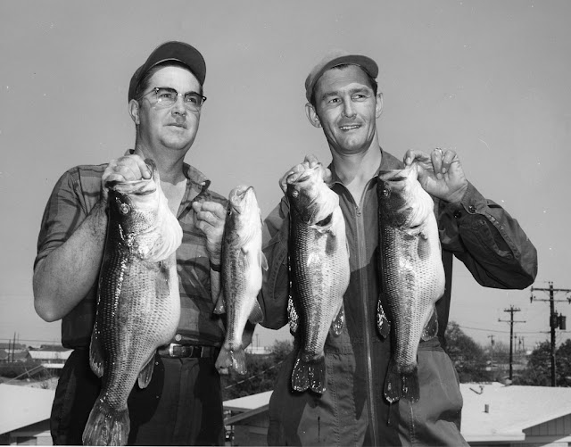 17 Interesting Vintage Snapshots of People Posing With Big Fishes ...