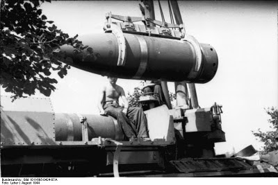 THE SECOND WORLD WAR: "HITLER'S SUPER SIEGE MORTAR"