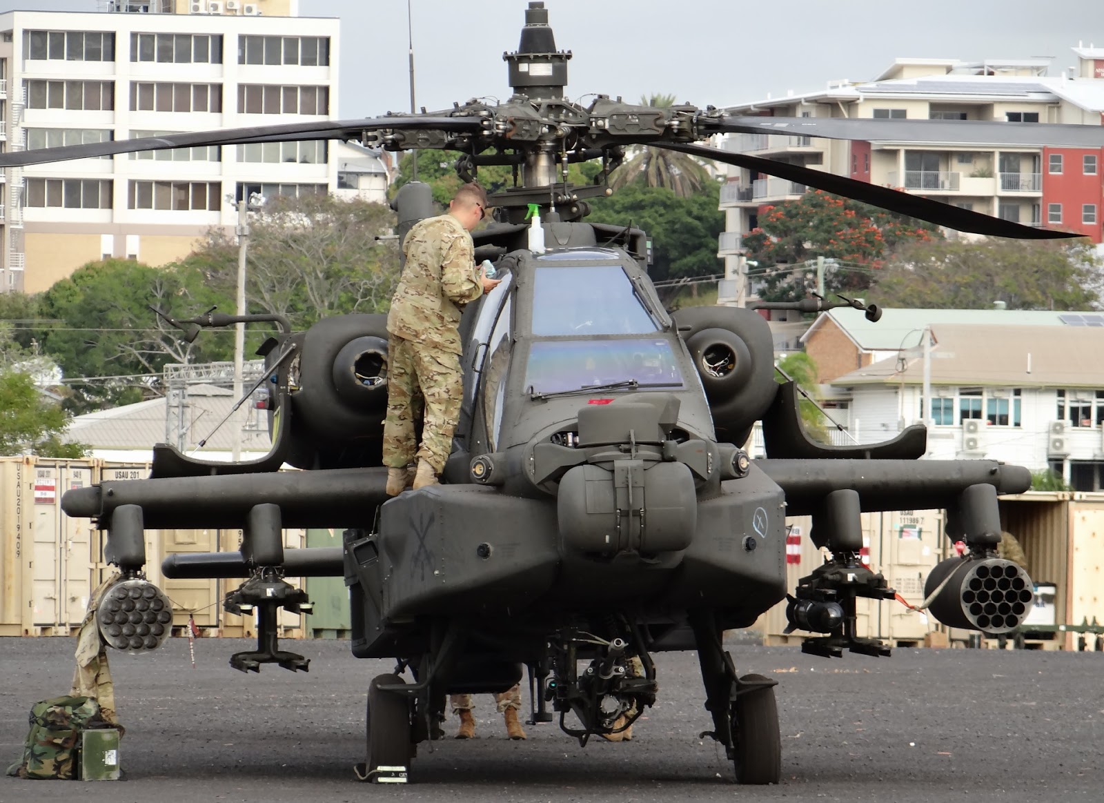 Air Queensland.blogspot: US Army Boeing AH-64 Apache and Sikorsky UH-60 ...