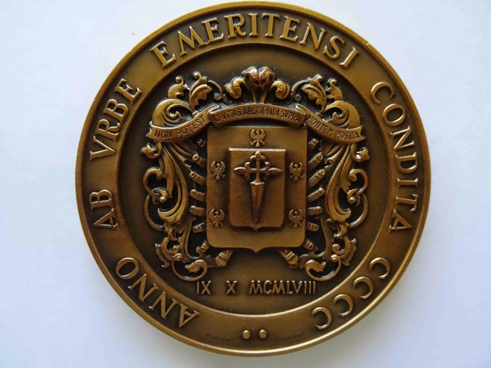 Como en botica: Lema y escudo de Mérida