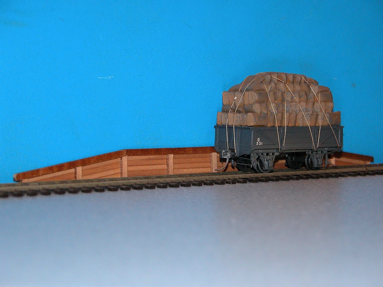 NSWGR Southern Line Layout In A Shed: Loading Banks & Buffers...