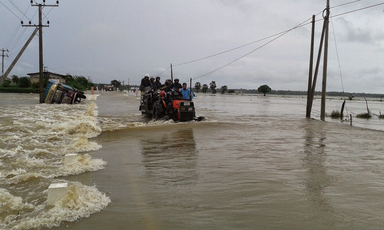 ::Sammanthurai Web::: வெள்ளத்தில் லொறி அடித்து செல்லப்பட்டது (படங்கள்)