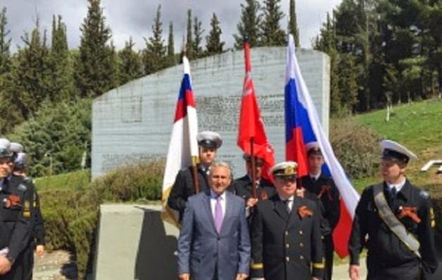 ΔΕΙΤΕ ΤΟΝ ΡΩΣΟ ΑΞΙΩΜΑΤΙΚΟ ΠΟΥ ΠΑΤΗΣΕ ΤΗΝ ΝΑΖΙΣΤΙΚΗ ΣΗΜΑΙΑ ΣΤΑ ΚΑΛΑΒΡΥΤΑ ...