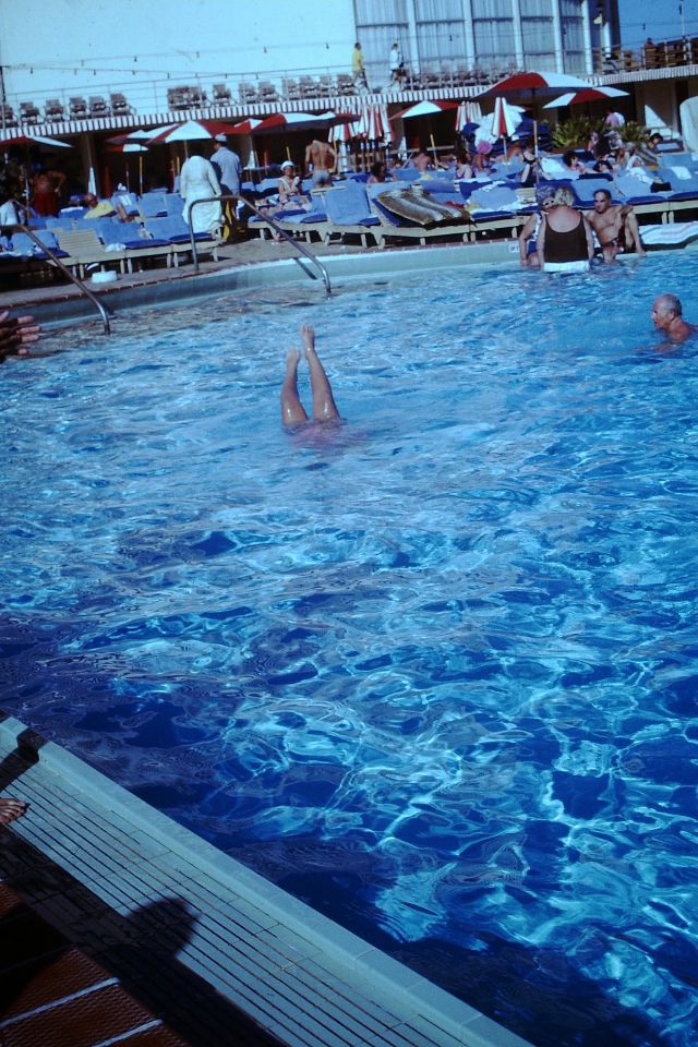 29 Found Photos That Capture American People Enjoying the Sun and Water ...