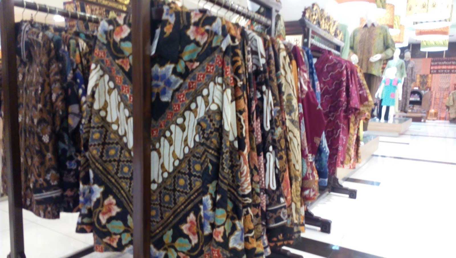 Yuk Cek Koleksi dan Harga Batik di Sarinah Indonesia. - nursaidr
