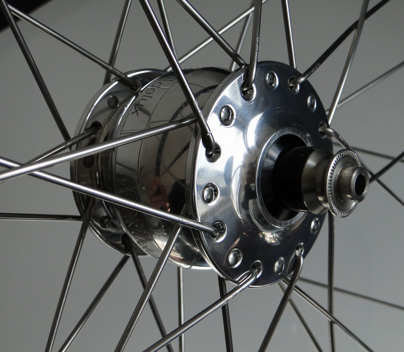 Custom Recumbent Wheels: Roue dynamo 451mm Son Delux Alex R390