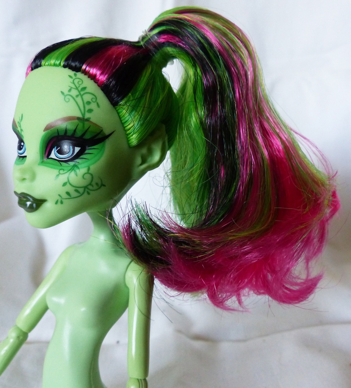 Zombie Shake "Rochelle Goyle" and "Venus McFlytrap"--A Guest Review ...