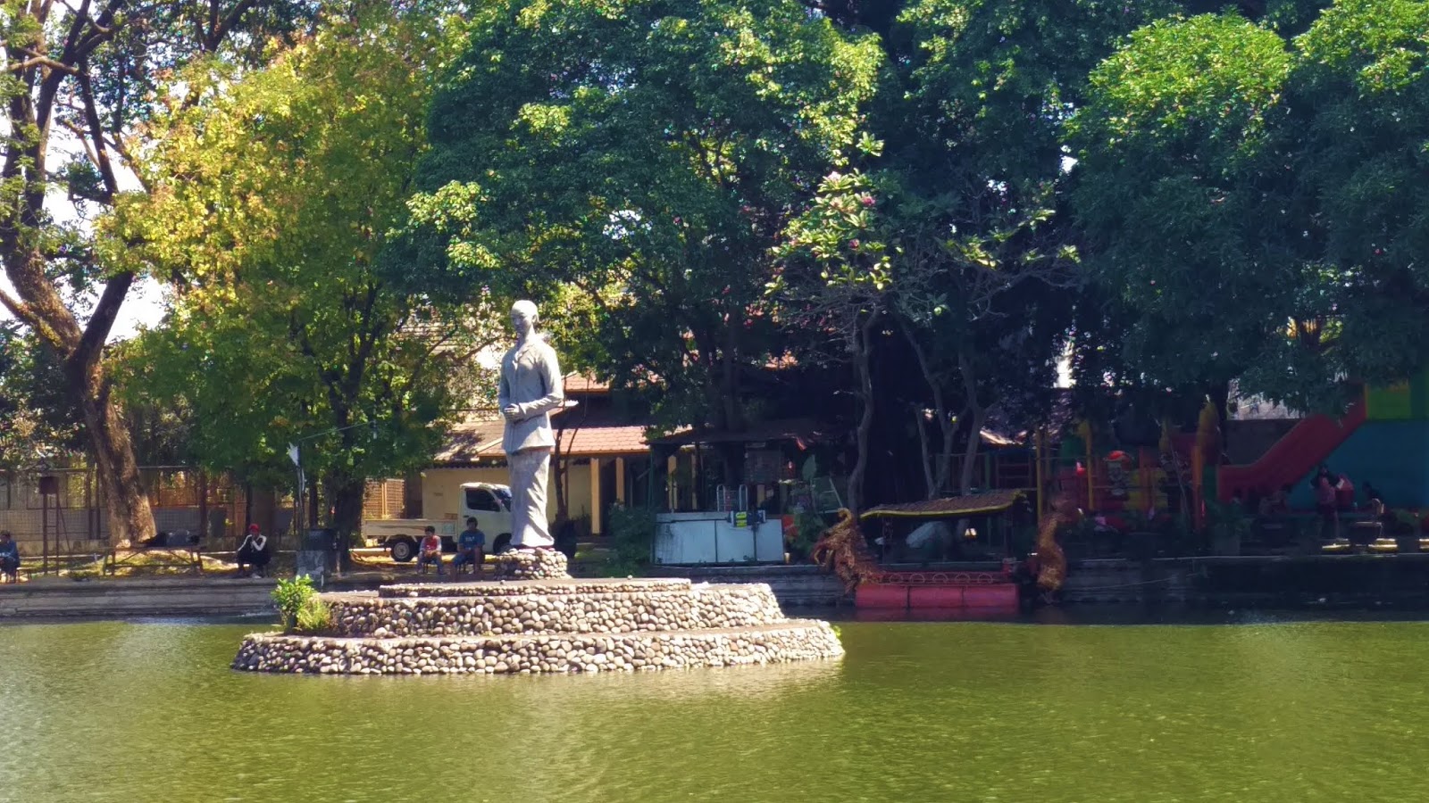 √Taman Balekambang Solo Bisa Main Sama Rusa