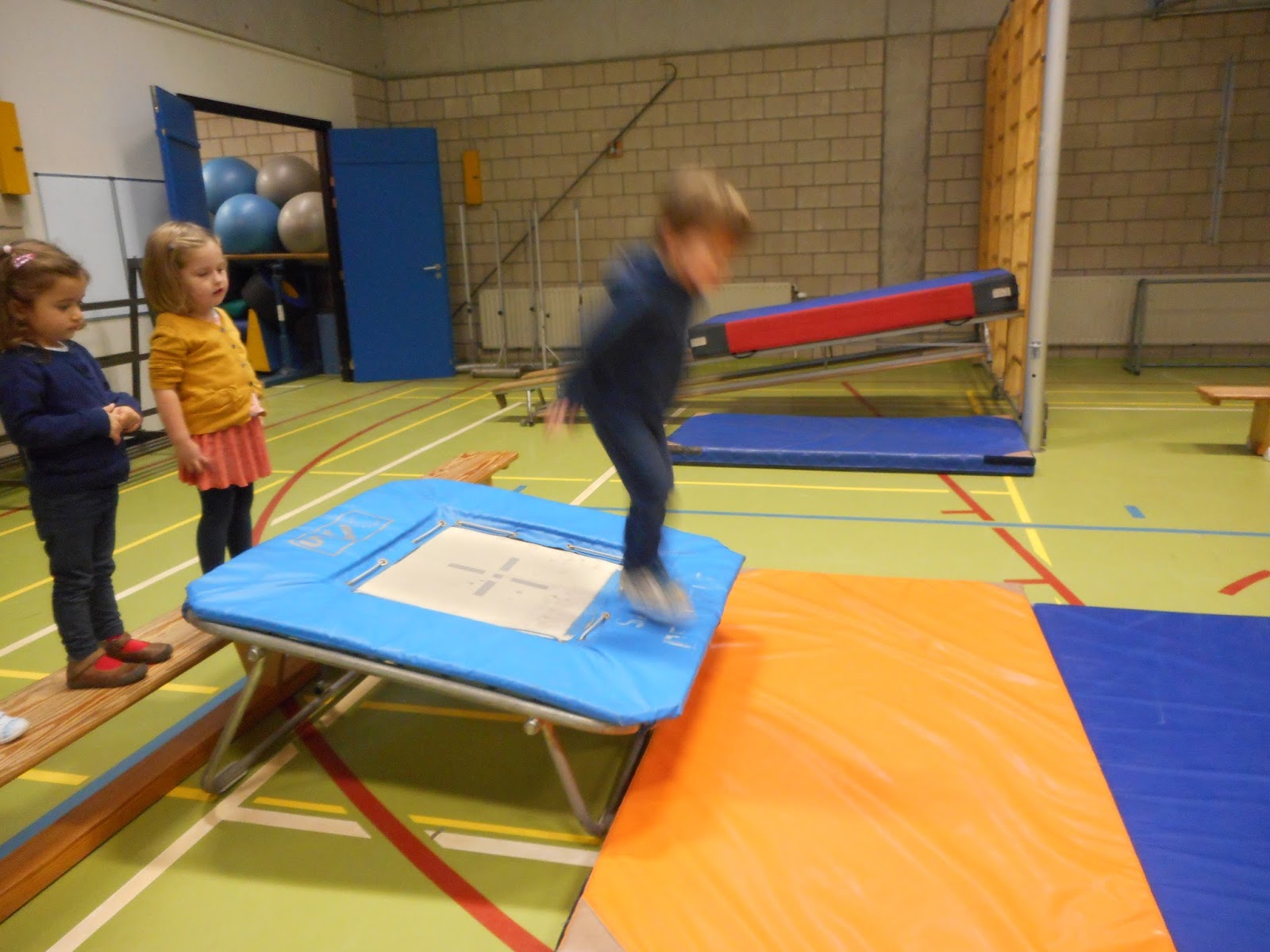 kleuterturnen met juf Marleen : Springen over, op, in ...