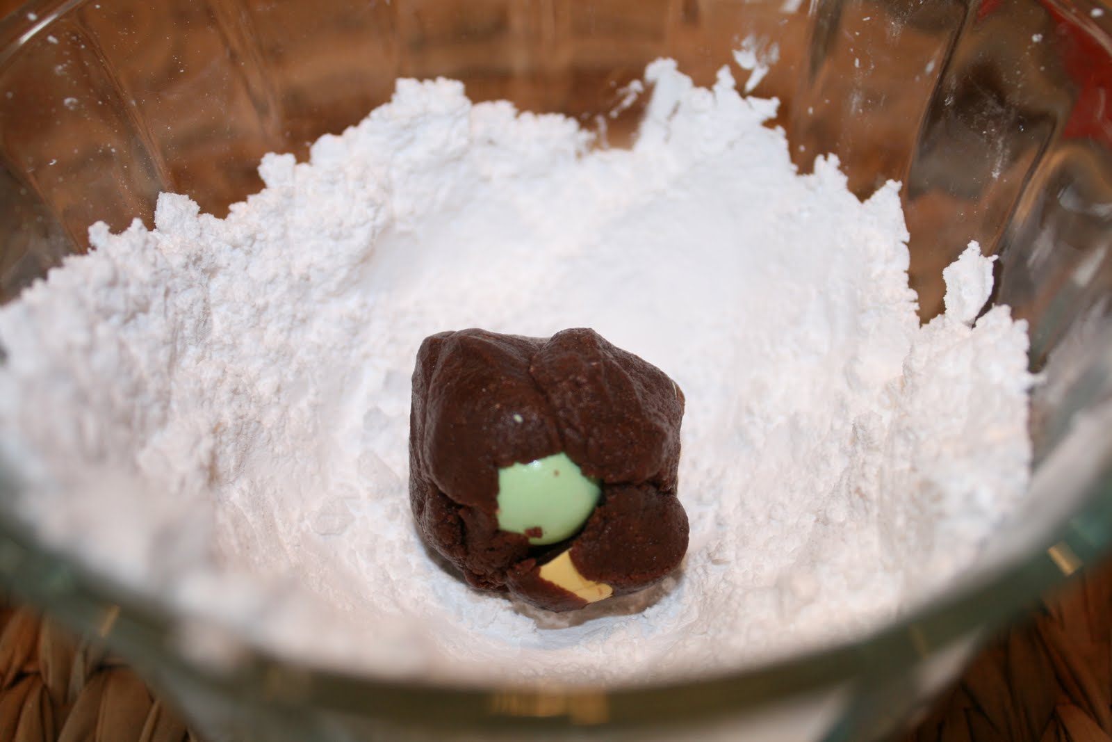 everything to entertain: Simple Chocolate Crinkle Cookies- Easter Style