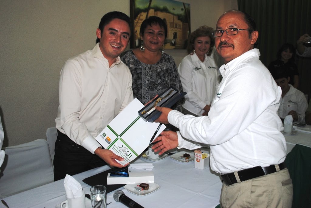 Reconocen trayectoria de servicio de personal del Conalep Yucatán