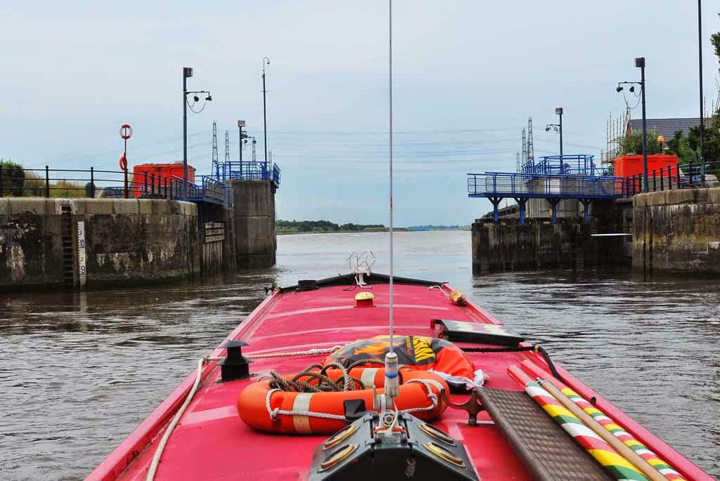 Travels on the U.K canal system with Narrowboat 'San Serriffe ...