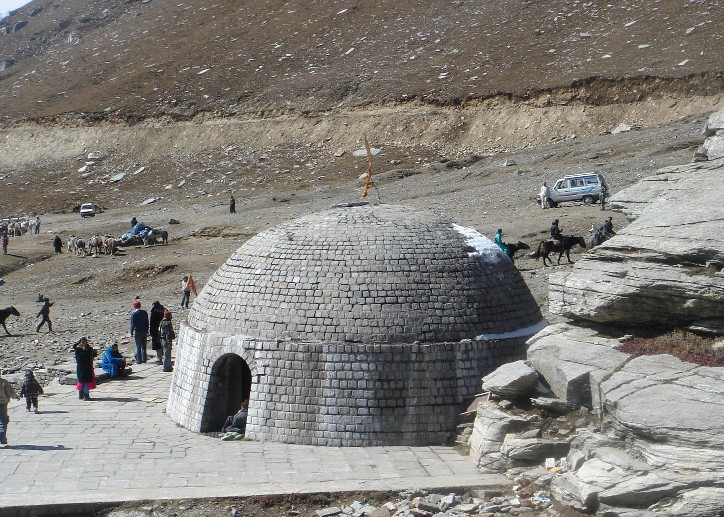 Tourist season starts at snowless Rohtang - Discover Kullu Manali