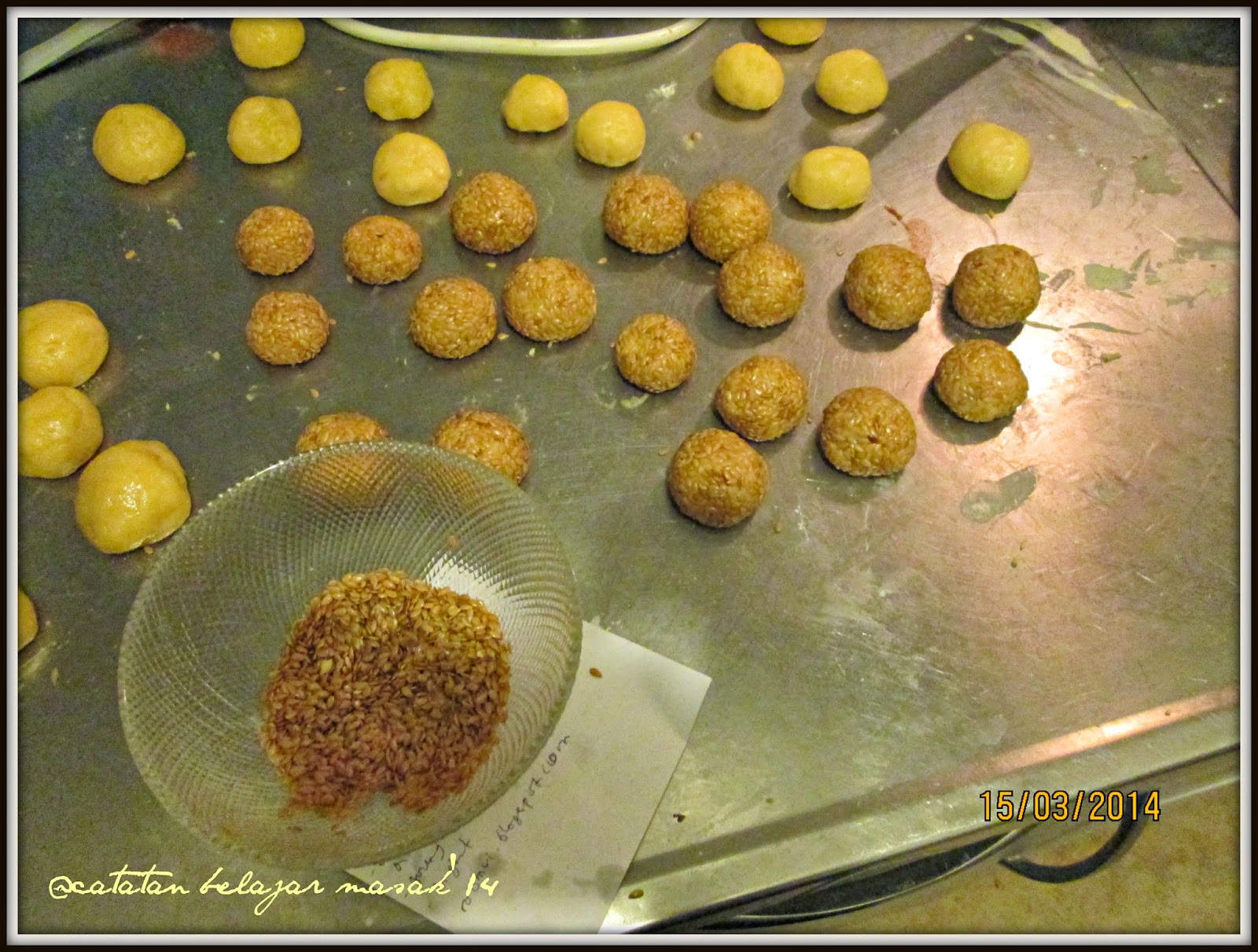 Roti ketawa (Siantar) atau Gelek (Jepara) atau onde-onde ketawa ...