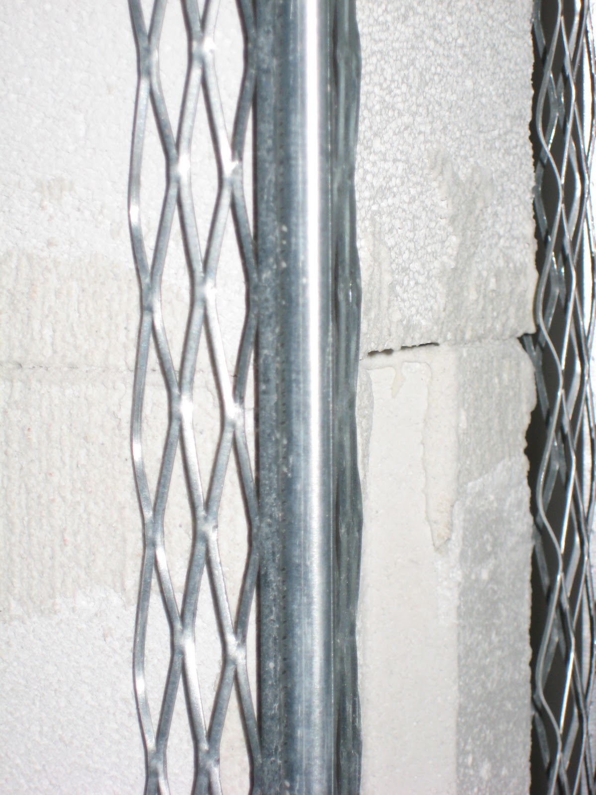 Bibis und Matzes Traumhaus: Verputzen und Fensterbänke