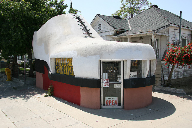 Relaxshacks.com: Shoe-Shaped Cabins and Playhouses.....a few of 'em.....