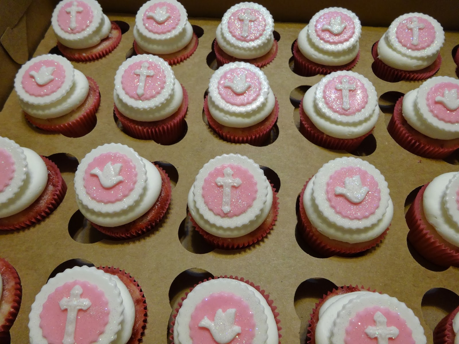 Cakes by Paula: Girls Confirmation and matching cupcakes