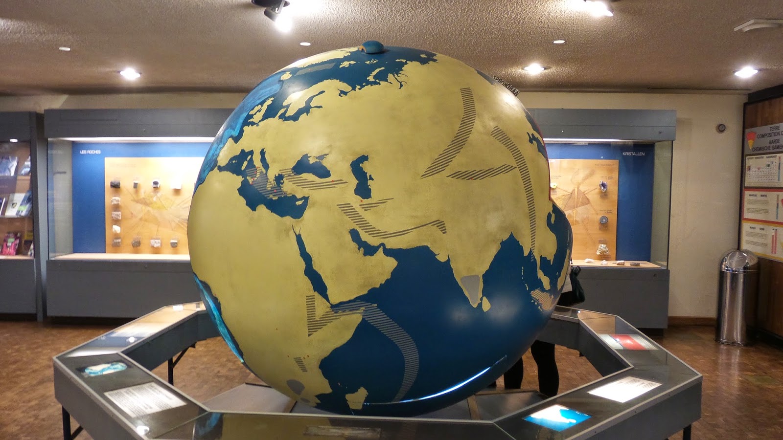 Hoe is de aarde en het eerste leven ontstaan? | Leefschool Dagpauwoog