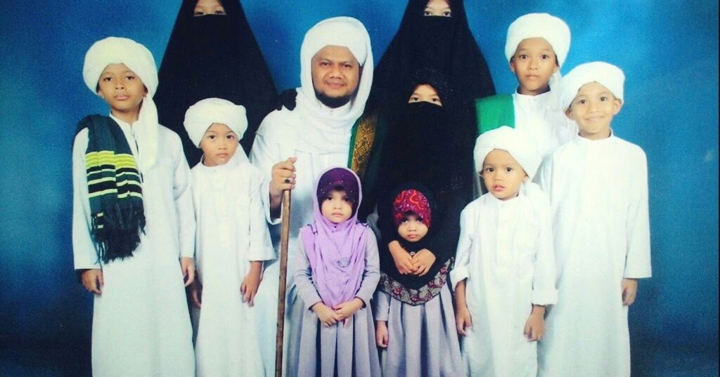 Rasulullah hayyun fi qulubina